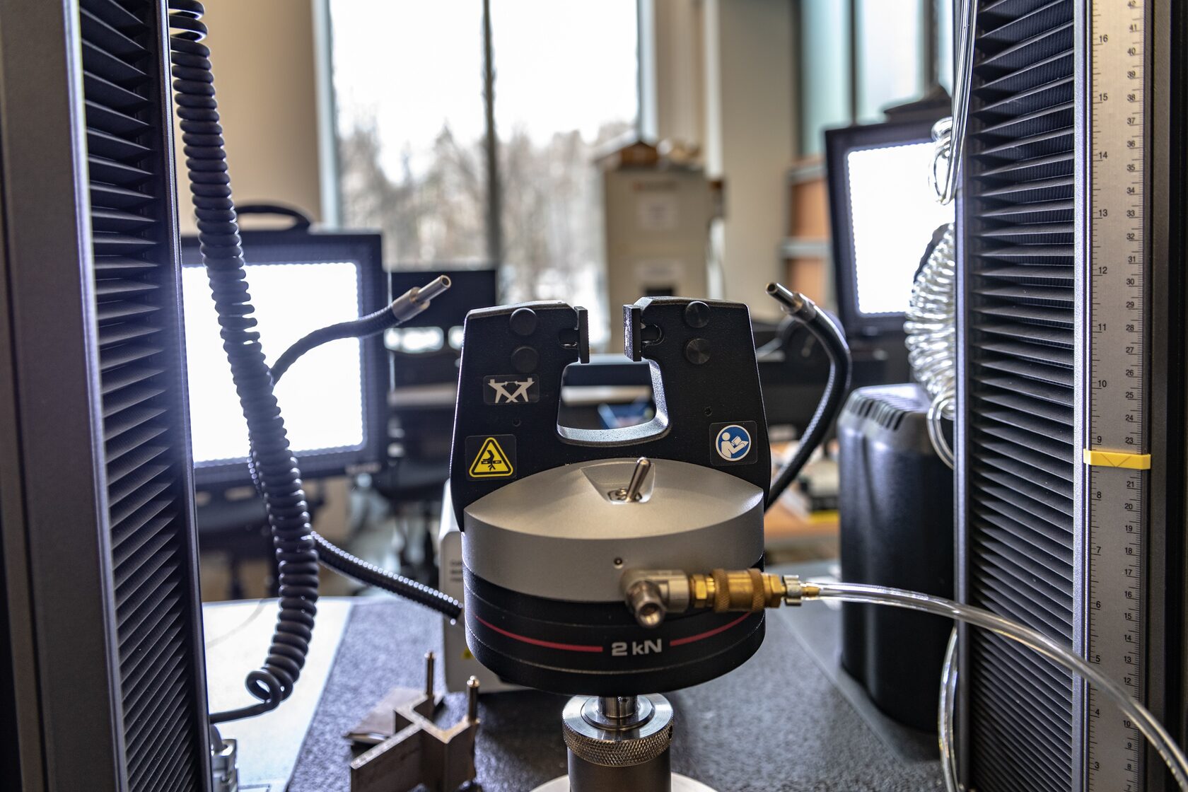 Электромеханические разрывные машины INSTRON 5969, INSTRON 5985 | Сколтех