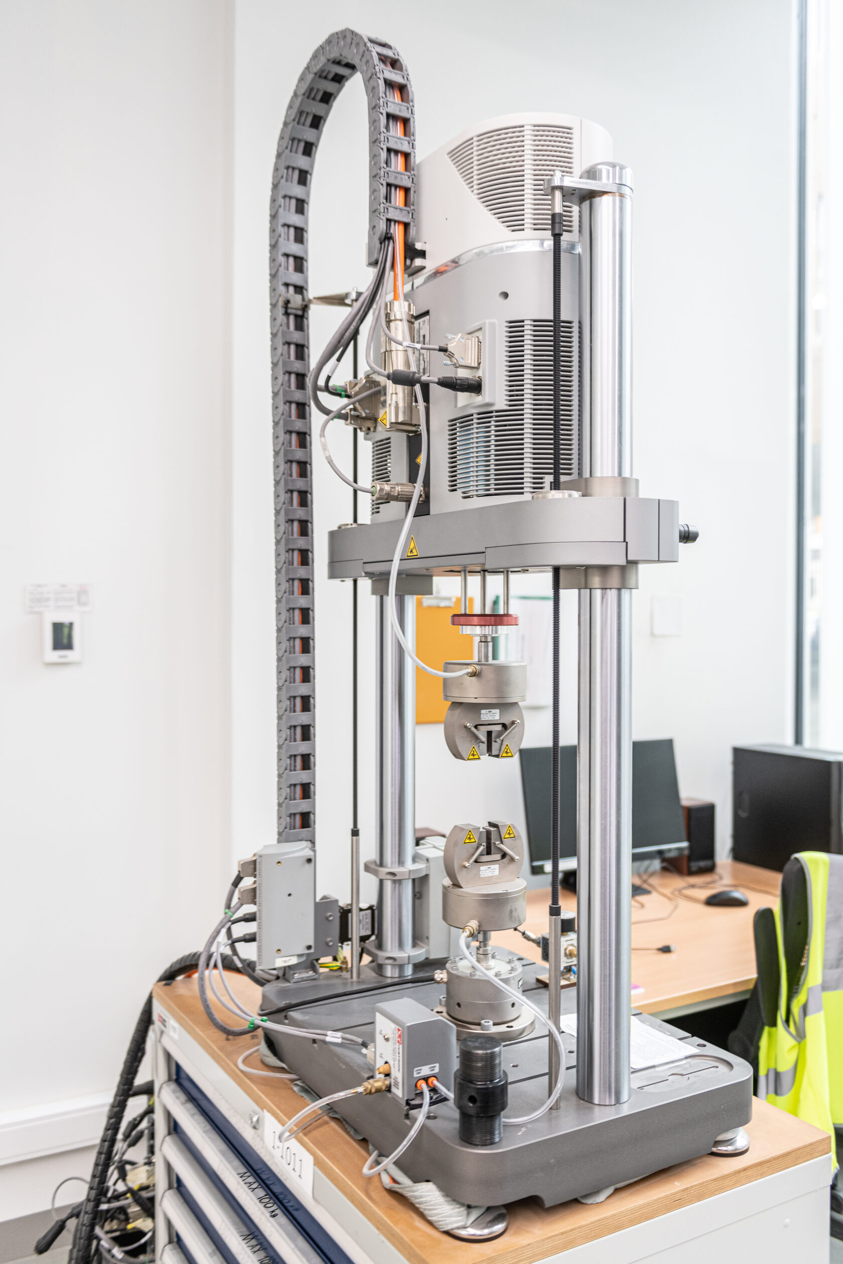 Испытательная машина INSTRON ELECTROPULSE E3000 | Сколтех