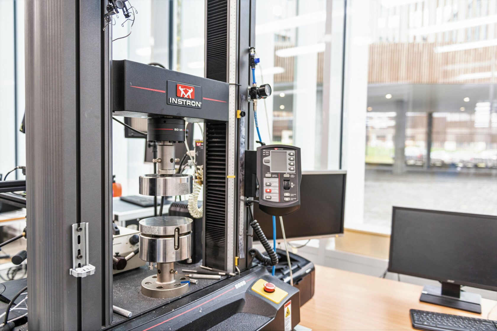 Электромеханические разрывные машины INSTRON 5969, INSTRON 5985 | Сколтех