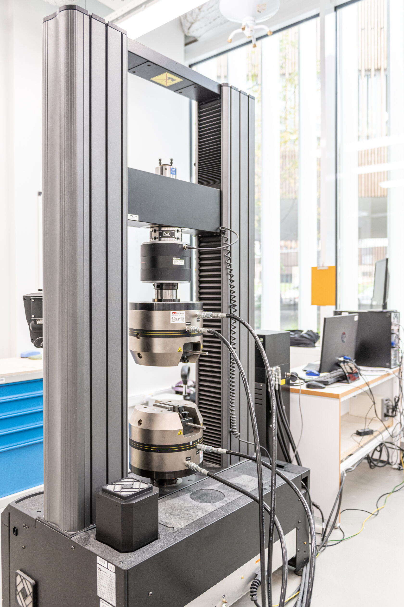 Электромеханические разрывные машины INSTRON 5969, INSTRON 5985 | Сколтех